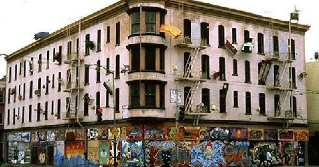 "Defenestration" : les sculptures de Brian Goggin déménagent | Premiere.fr