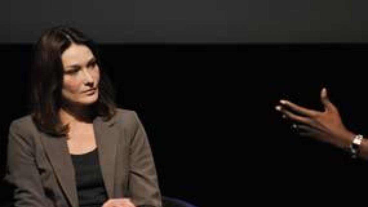 PHOTO : Carla inspirée par... une main ! | Premiere.fr