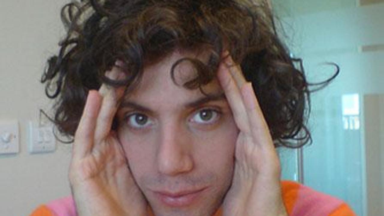 VIDEO - Mika se prend pour Kick-Ass ! | Premiere.fr