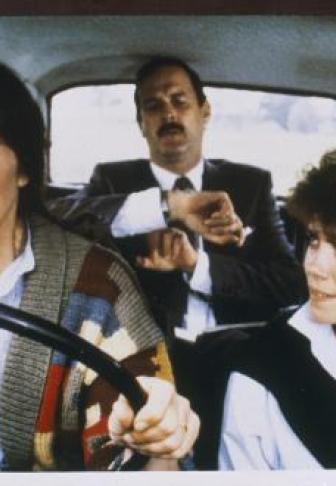 Clockwise (1985), un film de Christopher MORAHAN | Premiere.fr | news ...