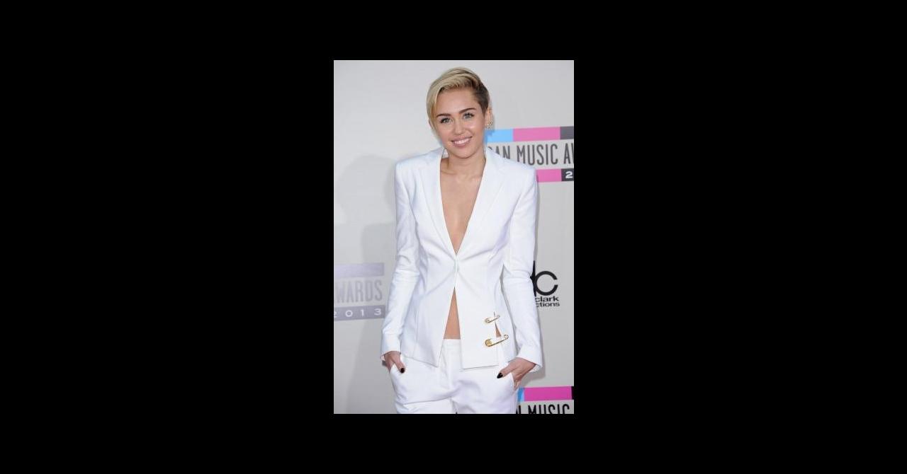 PHOTOS + VIDEO - AMA 2013 : Miley Cyrus chic sur red carpet, puis ...